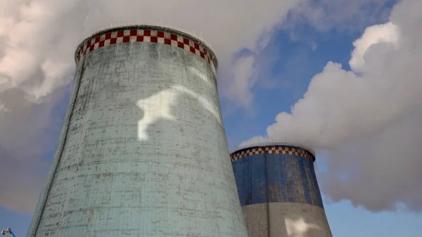 central eléctrica. equipos de centrales eléctricas .white humo de una tubería de una central ...