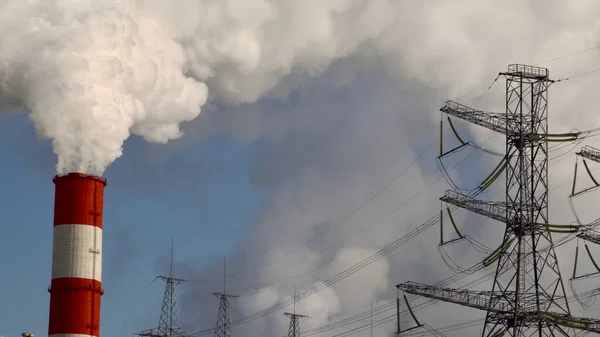 central el ctrica. equipos de centrales el ctricas .white humo de una tuber a de una central el ...