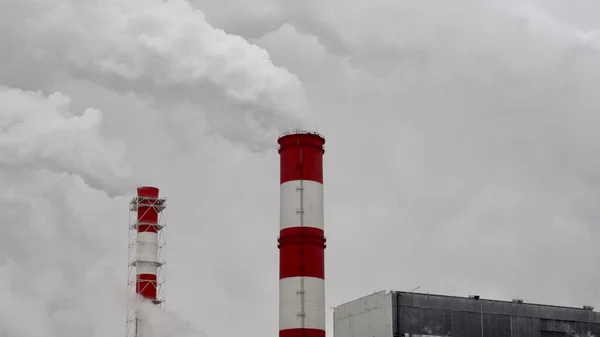 central eléctrica. equipos de centrales eléctricas .white humo de una tubería de una central ...