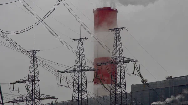 central eléctrica. equipos de centrales eléctricas .white humo de una tubería de una central ...