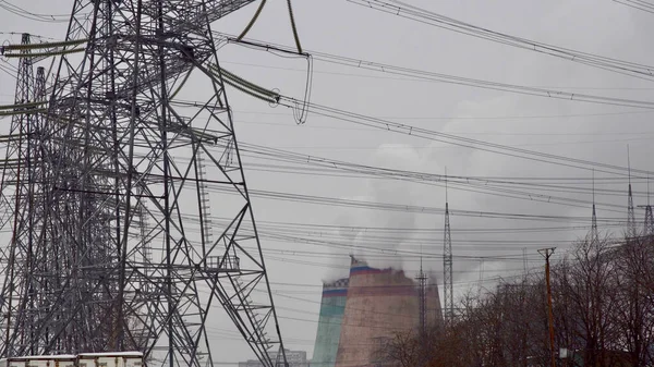 central el ctrica. equipos de centrales el ctricas .white humo de una tuber a de una central el ...