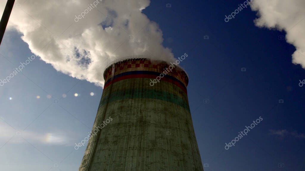 central eléctrica. equipos de centrales eléctricas .white humo de una tubería de una central ...