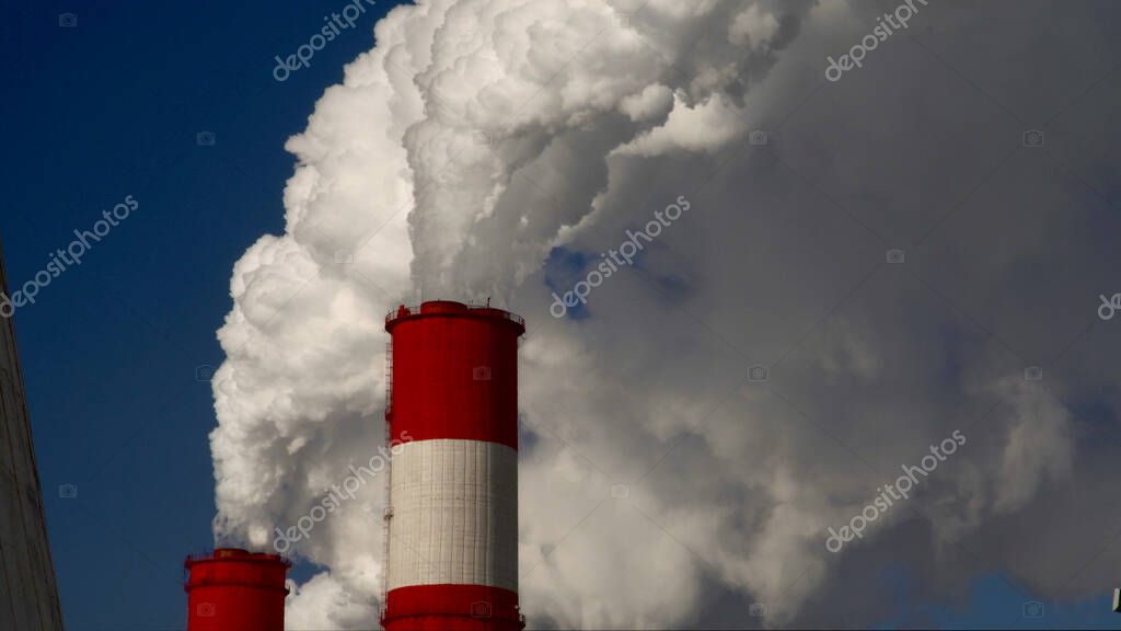 central eléctrica. equipos de centrales eléctricas .white humo de una tubería de una central ...