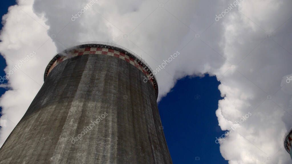central eléctrica. equipos de centrales eléctricas .white humo de una tubería de una central ...