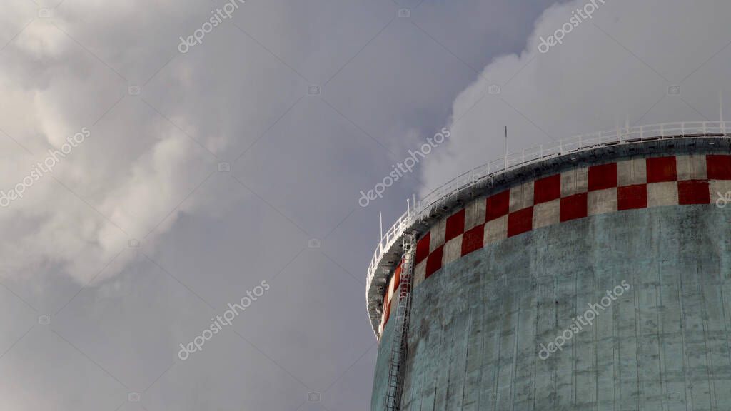 central eléctrica. equipos de centrales eléctricas .white humo de una tubería de una central ...