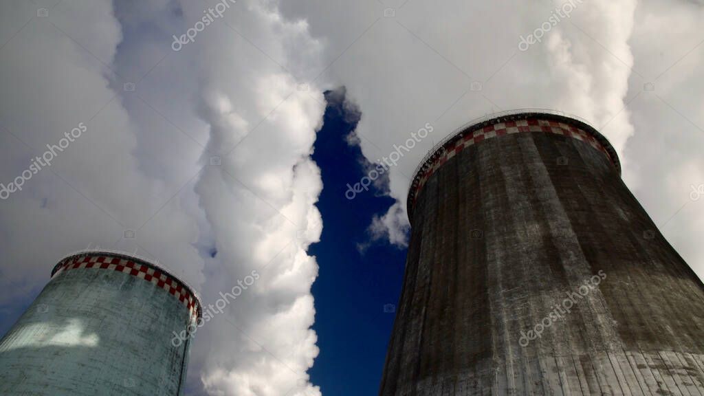central eléctrica. equipos de centrales eléctricas .white humo de una tubería de una central ...