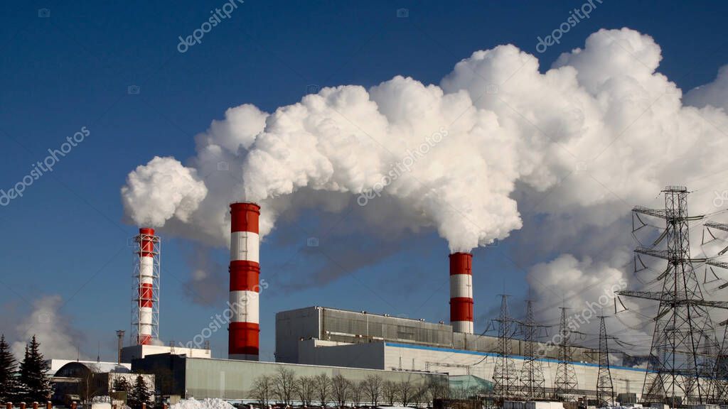 central eléctrica. equipos de centrales eléctricas .white humo de una tubería de una central ...