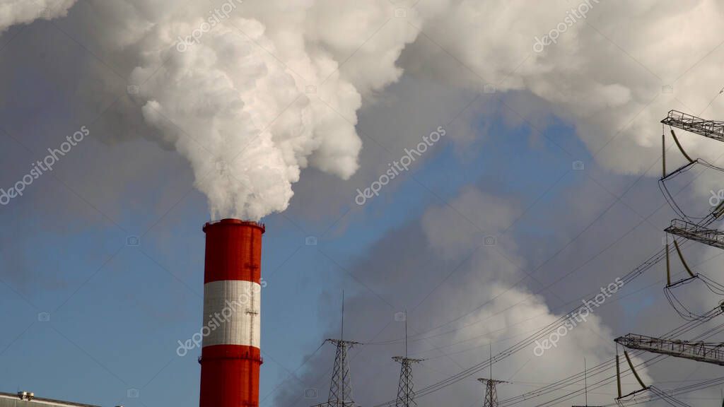 central eléctrica. equipos de centrales eléctricas .white humo de una tubería de una central ...