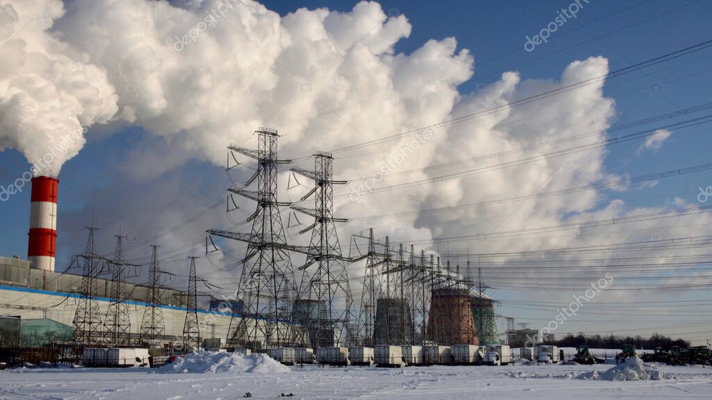 central eléctrica. equipos de centrales eléctricas .white humo de una tubería de una central ...