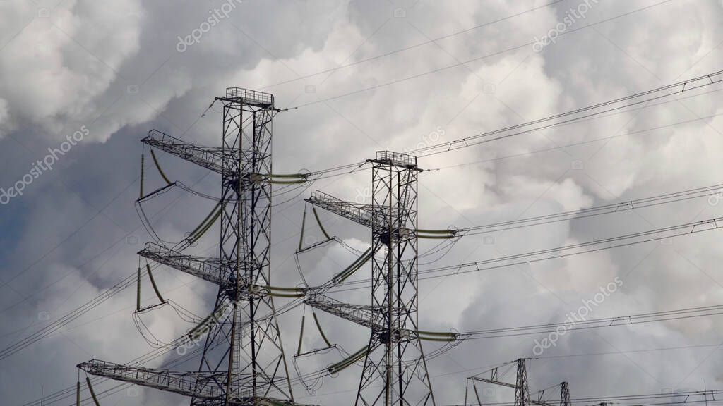 central eléctrica. equipos de centrales eléctricas .white humo de una tubería de una central ...