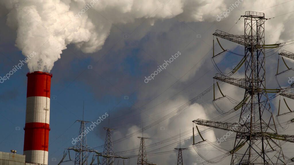 central el ctrica. equipos de centrales el ctricas .white humo de una tuber a de una central el ...