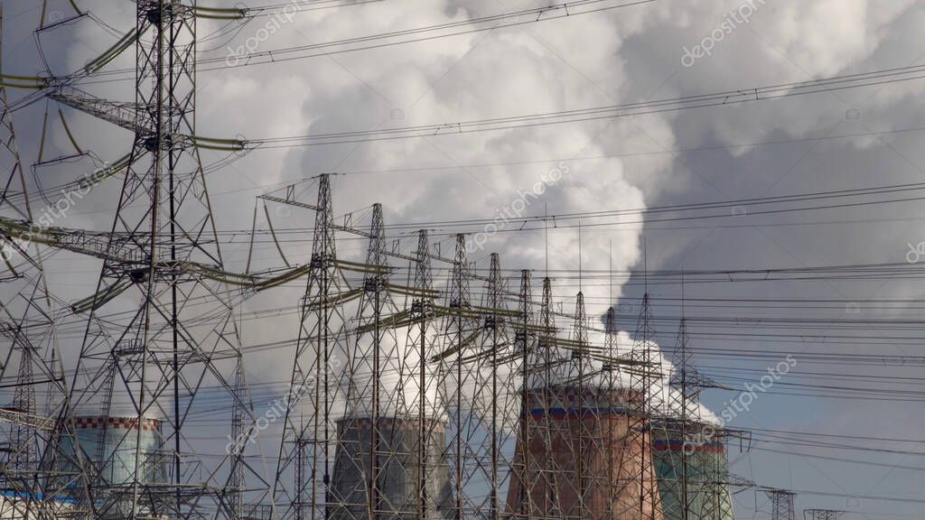 central eléctrica. equipos de centrales eléctricas .white humo de una tubería de una central ...