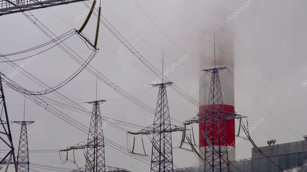 central eléctrica. equipos de centrales eléctricas .white humo de una tubería de una central ...