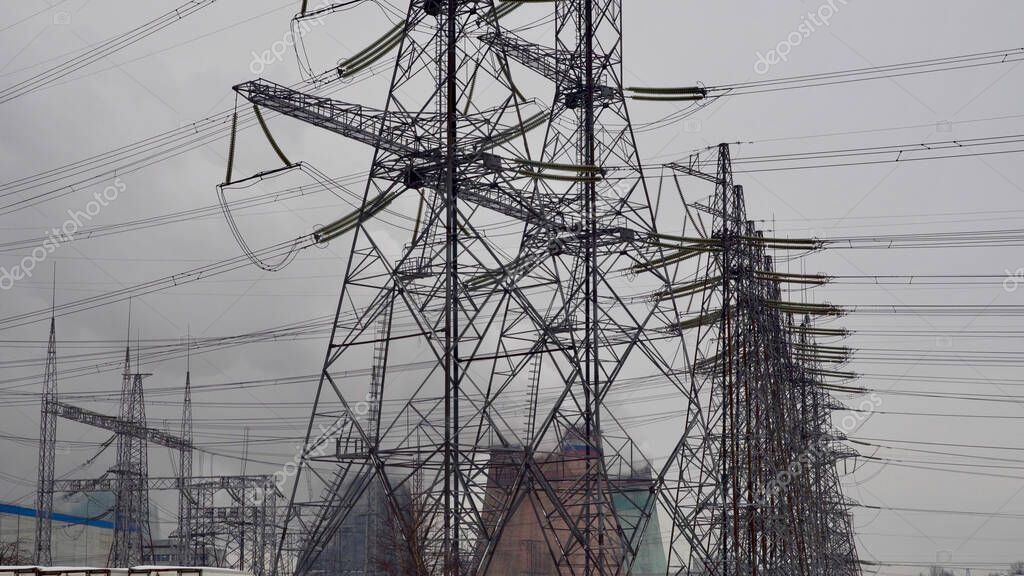 central eléctrica. equipos de centrales eléctricas .white humo de una tubería de una central ...