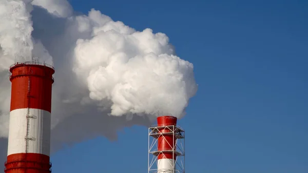 central el ctrica. equipos de centrales el ctricas .white humo de una tuber a de una central el ...