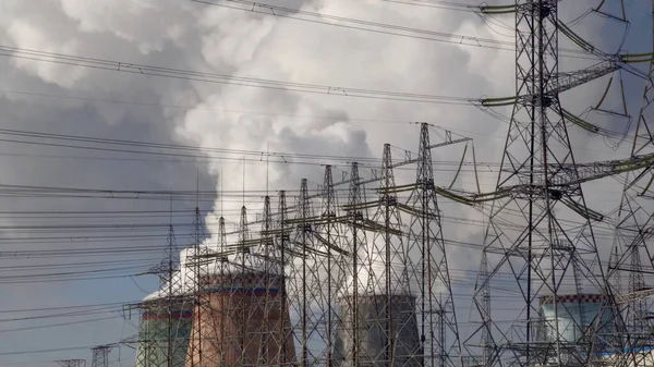 central eléctrica. equipos de centrales eléctricas .white humo de una tubería de una central ...