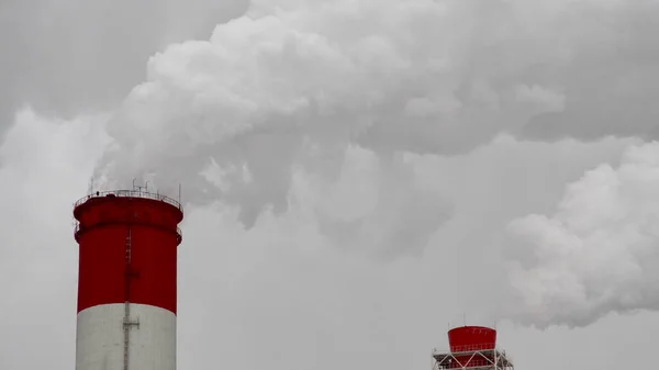 central eléctrica. equipos de centrales eléctricas .white humo de una tubería de una central ...