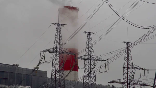 central eléctrica. equipos de centrales eléctricas .white humo de una tubería de una central ...