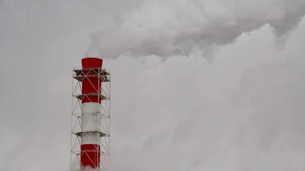central eléctrica. equipos de centrales eléctricas .white humo de una tubería de una central ...