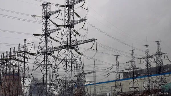 central eléctrica. equipos de centrales eléctricas .white humo de una tubería de una central ...