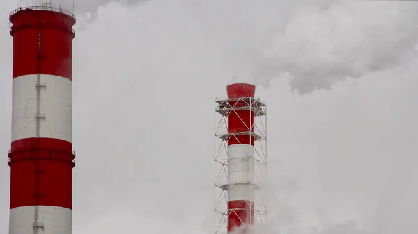 central el ctrica. equipos de centrales el ctricas .white humo de una tuber a de una central el ...