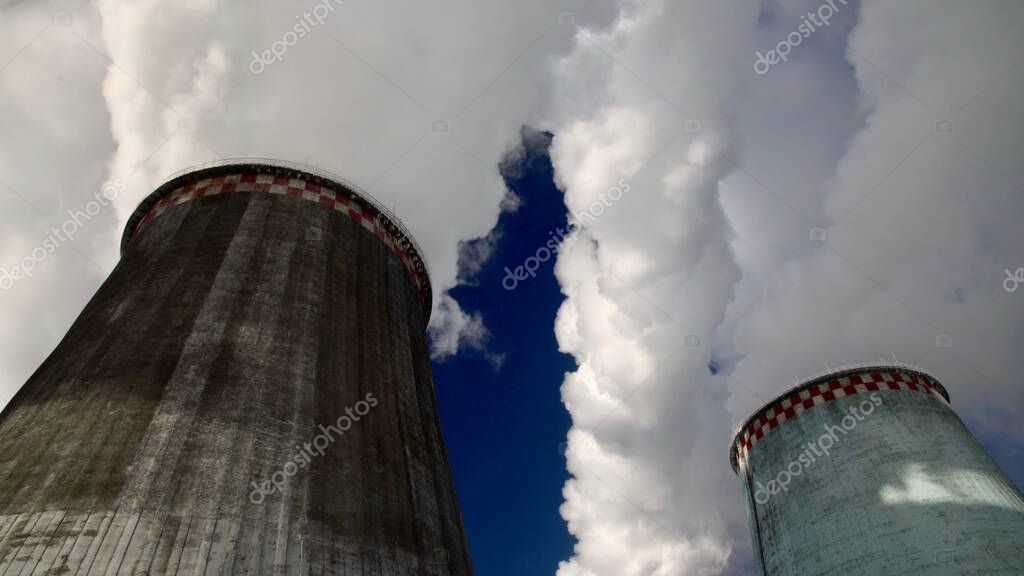 central eléctrica. equipos de centrales eléctricas .white humo de una tubería de una central ...