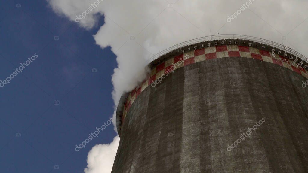 central eléctrica. equipos de centrales eléctricas .white humo de una tubería de una central ...