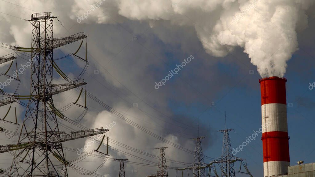 central eléctrica. equipos de centrales eléctricas .white humo de una tubería de una central ...