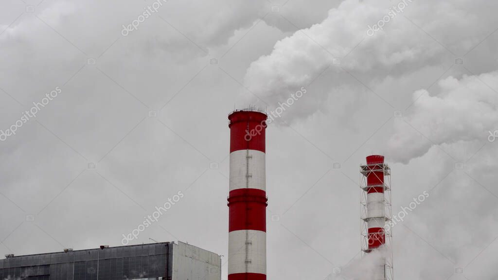 central eléctrica. equipos de centrales eléctricas .white humo de una tubería de una central ...