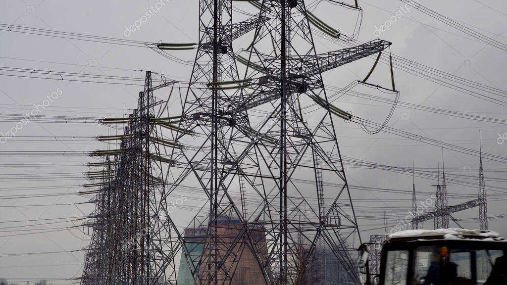 central eléctrica. equipos de centrales eléctricas .white humo de una tubería de una central ...