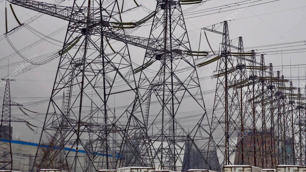 central eléctrica. equipos de centrales eléctricas .white humo de una tubería de una central ...