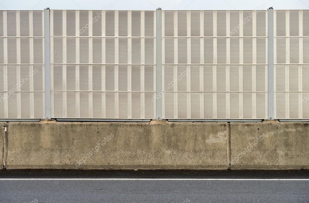 Muralla de barrera de ruido al lado de la autopista 2024