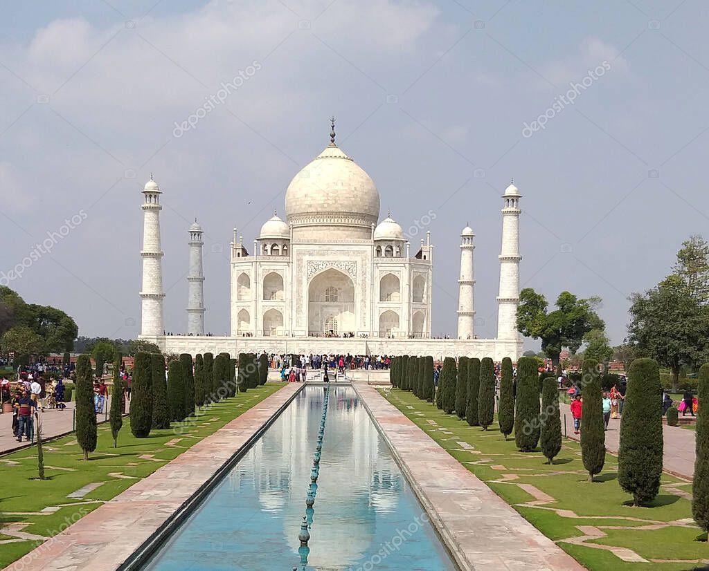 La magnífica vista del Taj Mahal fascina a Agra, India. Fue construido ...