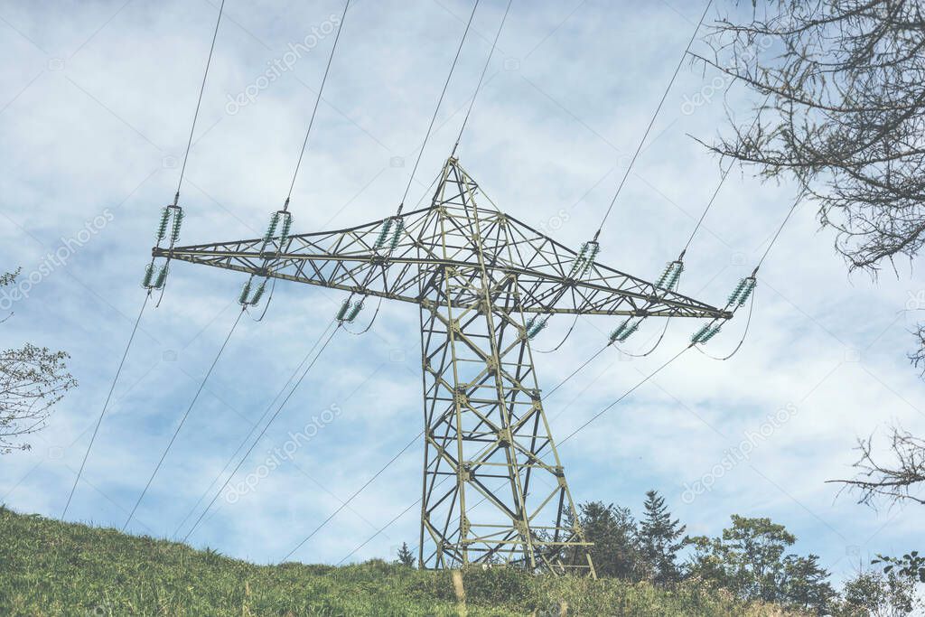 Líneas de transmisión de electricidad y poste contra el cielo azul en la montaña. (torre de ...