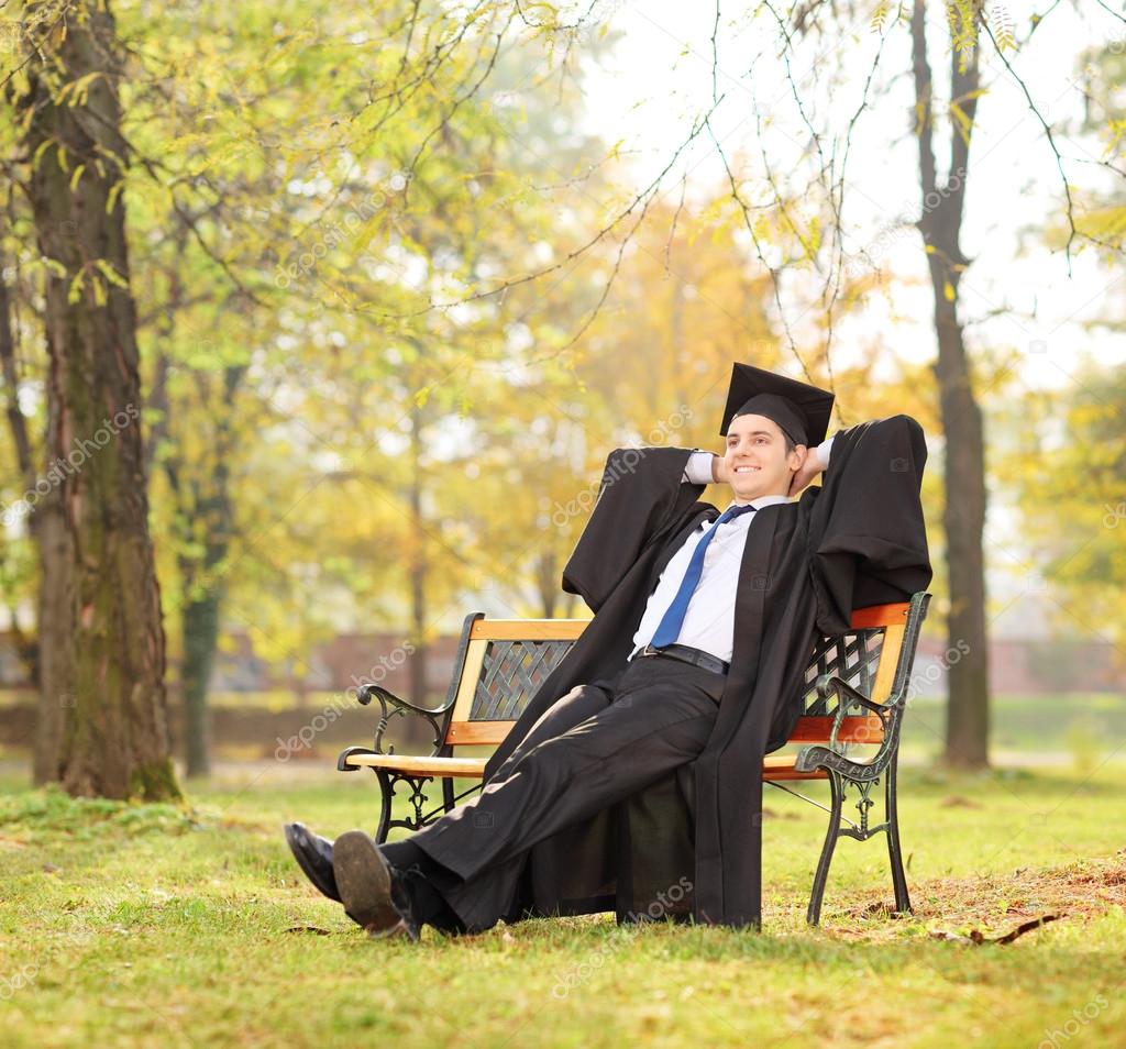 Estudiante graduado en el banco en el parque — Foto de stock ...