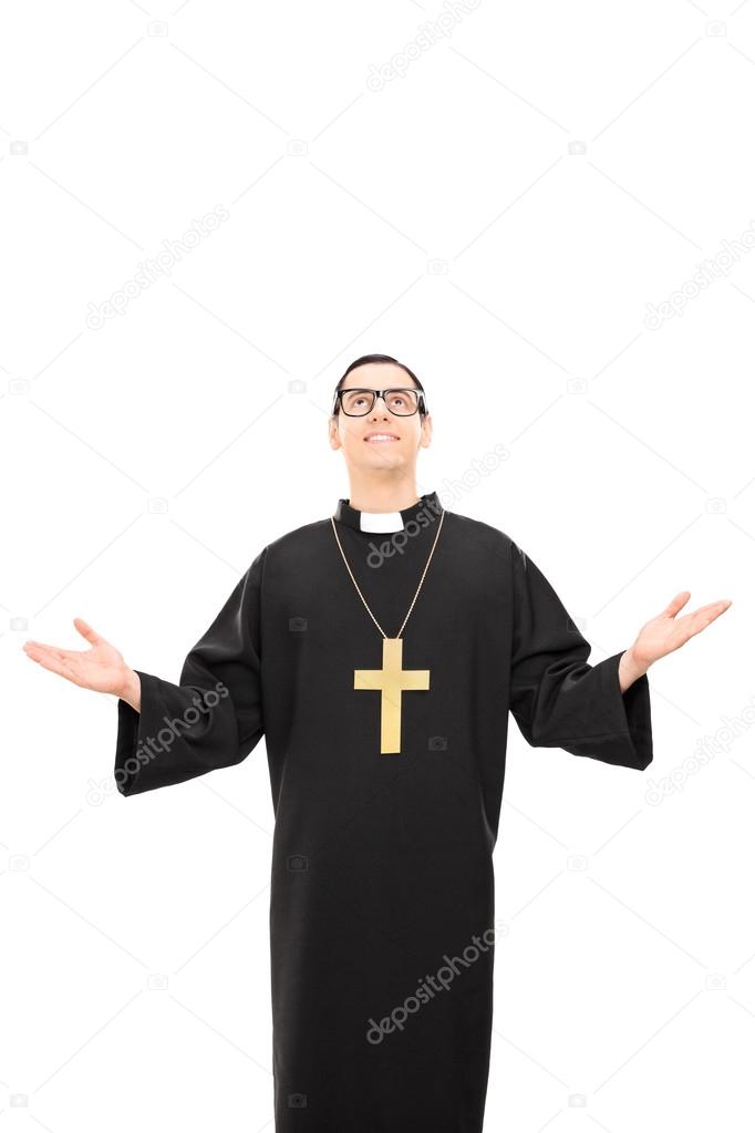 Joven sacerdote cat lico mirando hacia arriba 2024