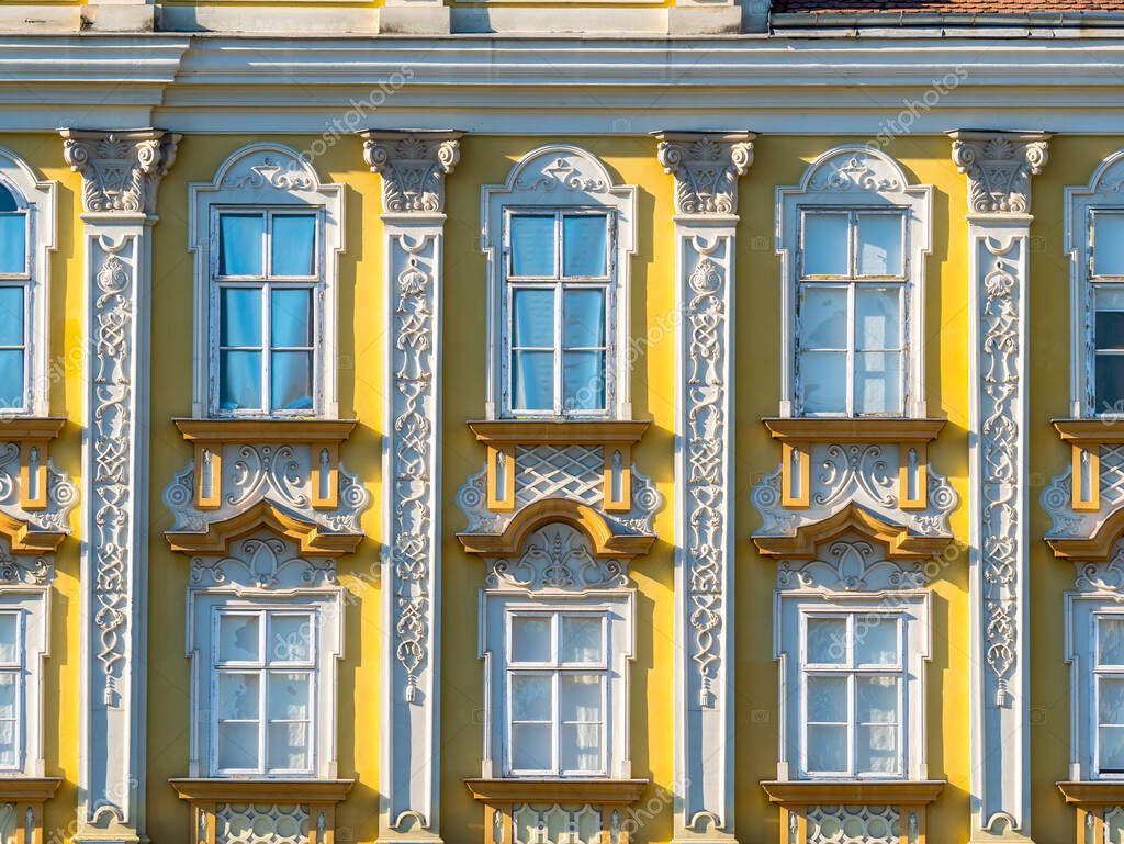 Fachada o vista frontal de un hermoso edificio antiguo en timisoara, Rumania. Detalle ...