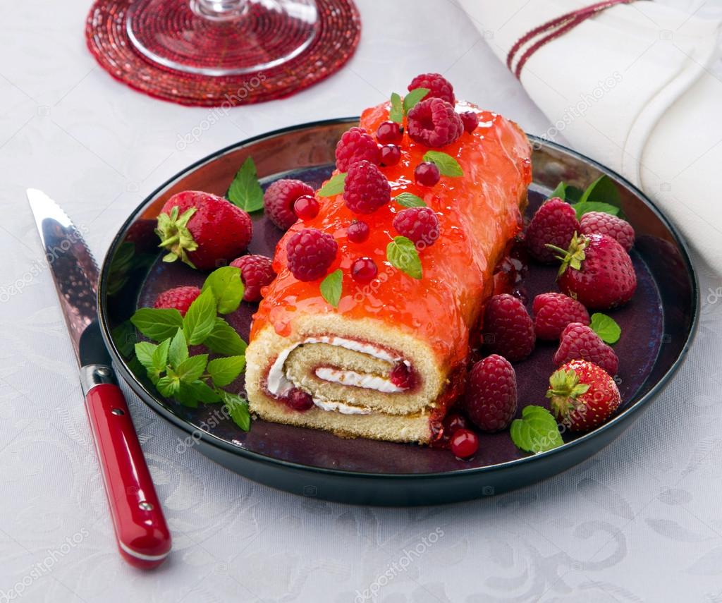 Biscuit roulade with raspberries Stock Photo by ©mukhin 90339548
