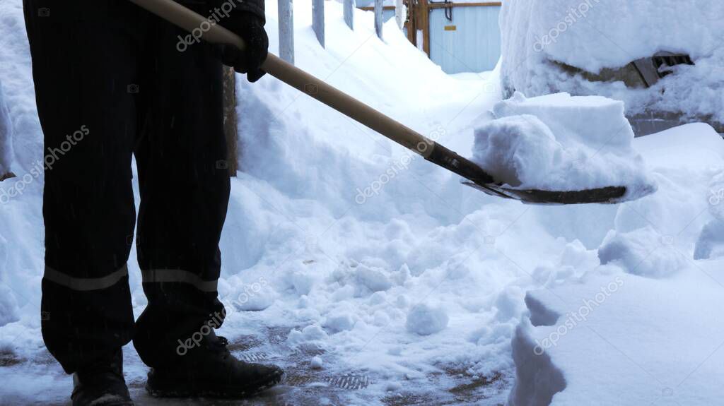 un espesor de nieve fresca en una pala un hombre con ropa oscura la ...