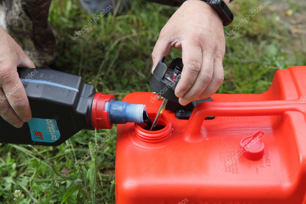 Preparación de una mezcla de combustible de gasolina y aceite especial ...