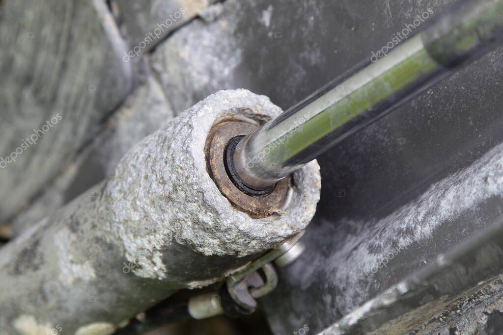 Recorte de potencia de propulsión de popa interior del barco a motor y ...