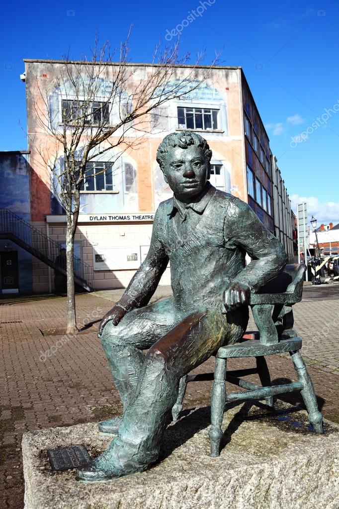 Dylan Thomas statue – Stock Editorial Photo © lenschanger #100675636