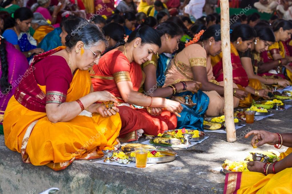 Mujeres hindúes haciendo una ofrenda ritual — Foto editorial de stock ...