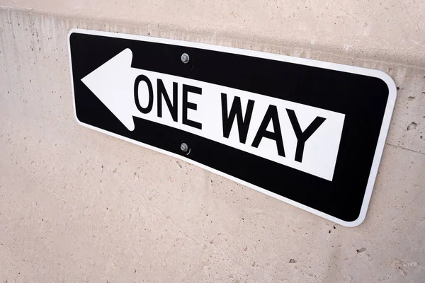 Signo de calle unidireccional fotos de stock, imágenes de Signo de ...