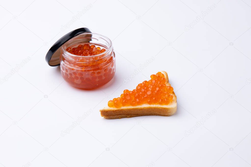 tarro de caviar rojo y tostadas con mantequilla y diferentes tipos de ...