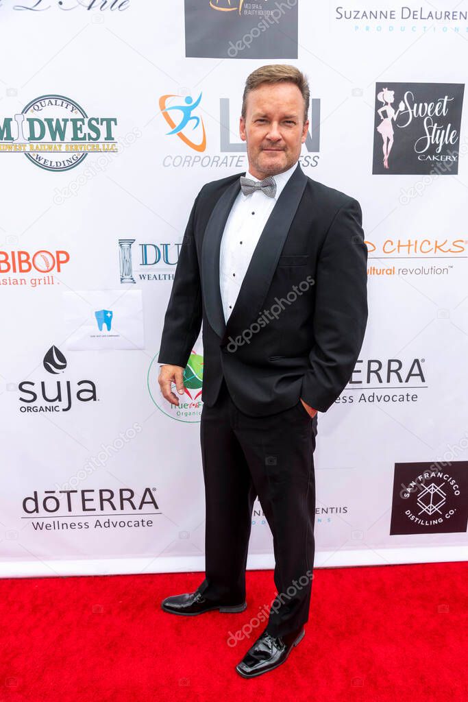 Christopher Dukes asiste a Suzanne DeLaurentiis Productions presenta ...