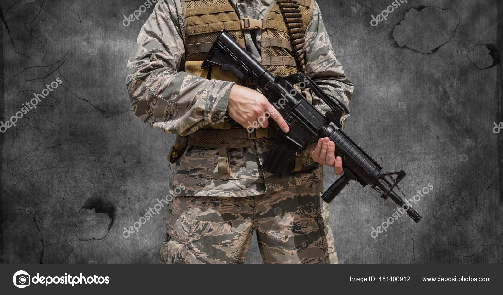 Zusammensetzung Des Mittleren Abschnitts Des Soldaten Der Die Waffe ...