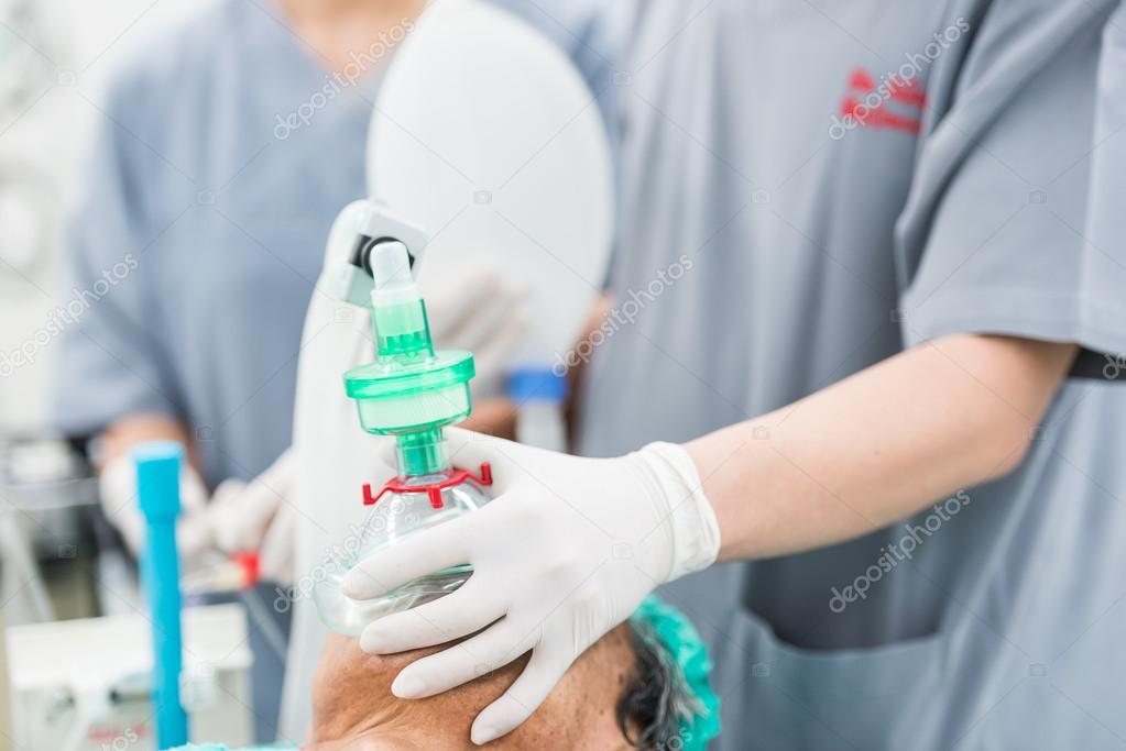 Pre oxygenation chin lift position with holding oxygen mask — Stock ...