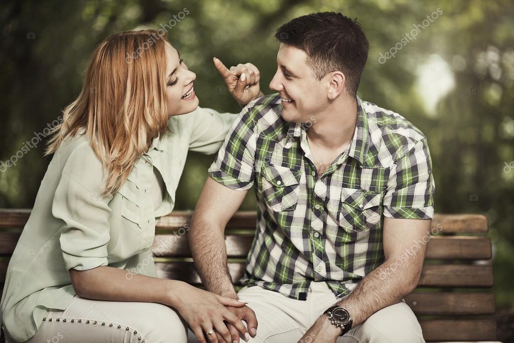 Pareja alegre hablando y sonriendo al aire libre . — Foto de stock ...