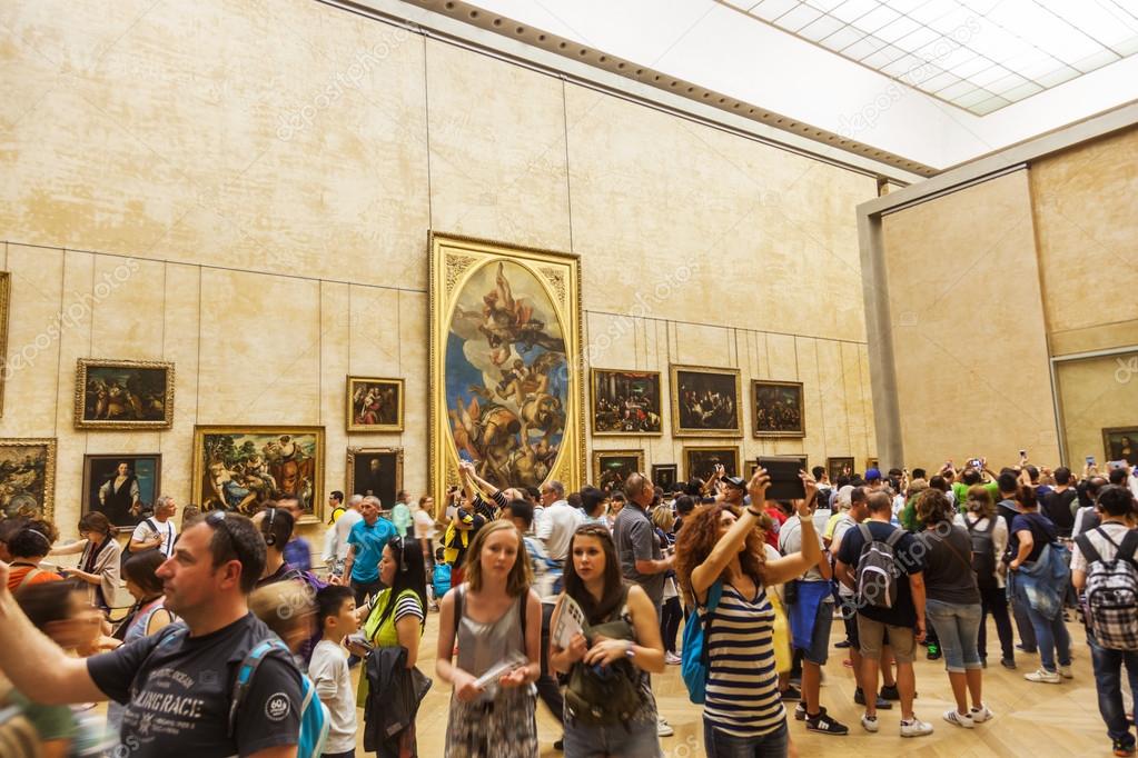 Inside of the famous Louvre Museum in Paris, France – Stock Editorial ...